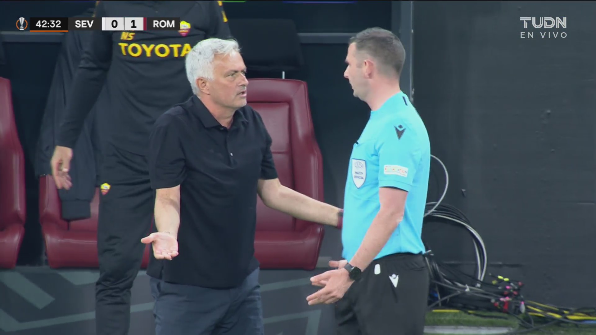 ¡Lo hicieron enojar! Mourinho explota con el cuarto árbitro | TUDN ...