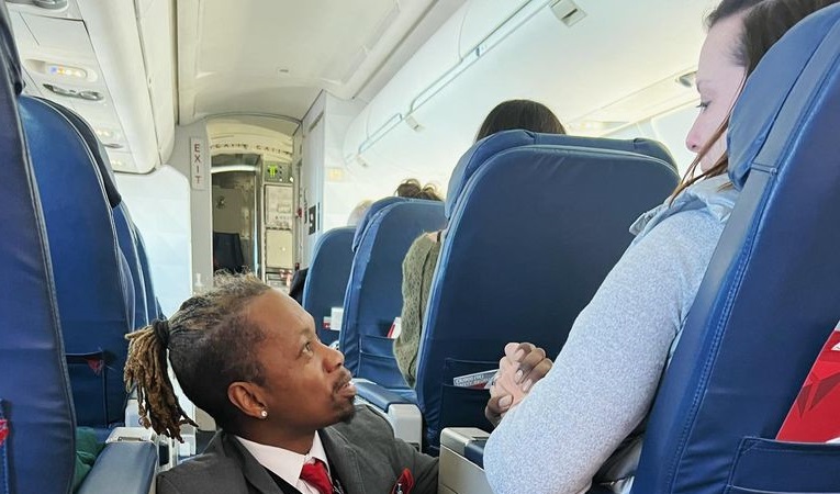 Floyd Dean-Shannon, asistente de vuelo consuela a mujer durante ...