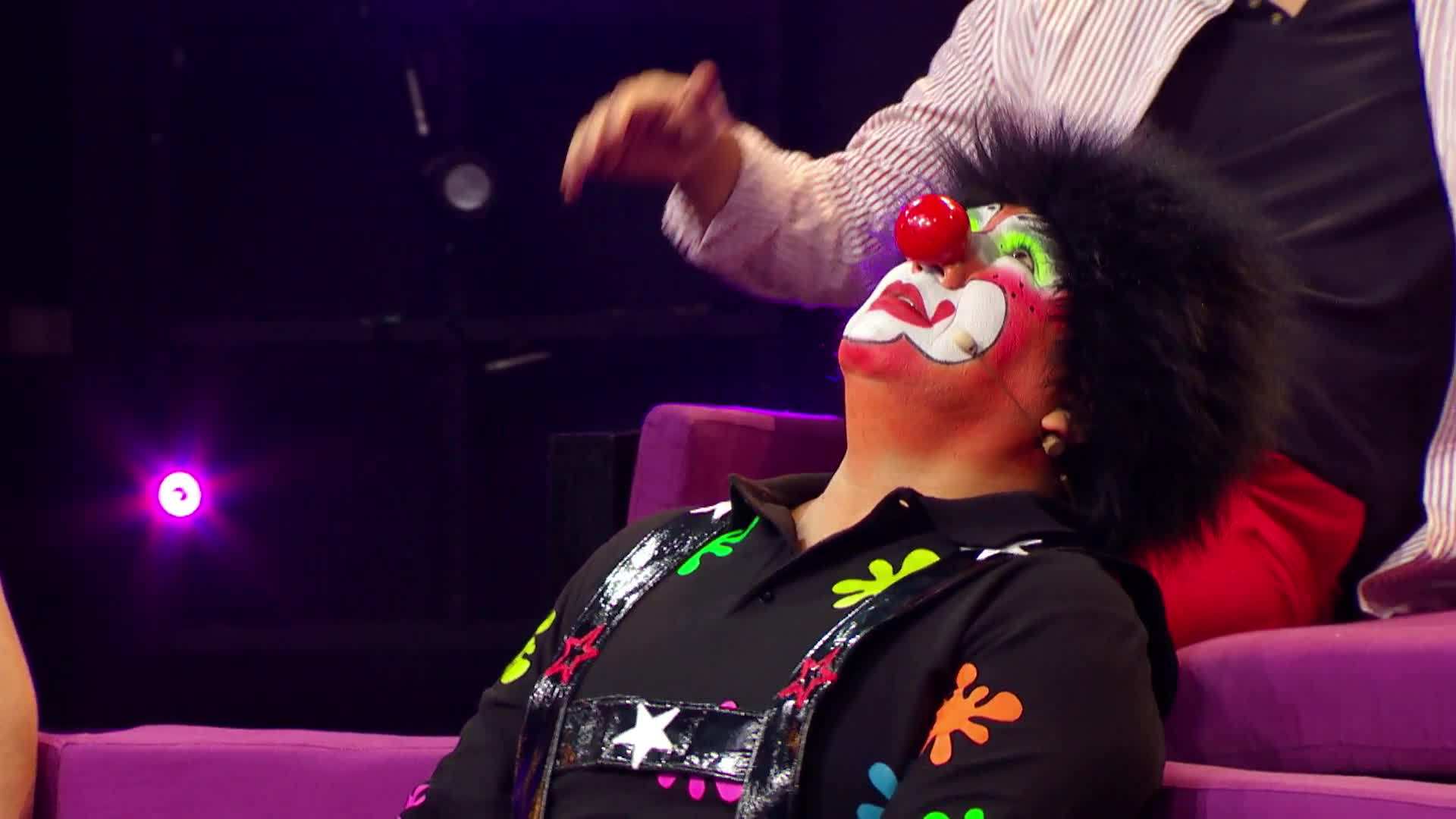 ¡Qué buena descarga! Chuponcito cayó al suelo cuando recibió los toques ...