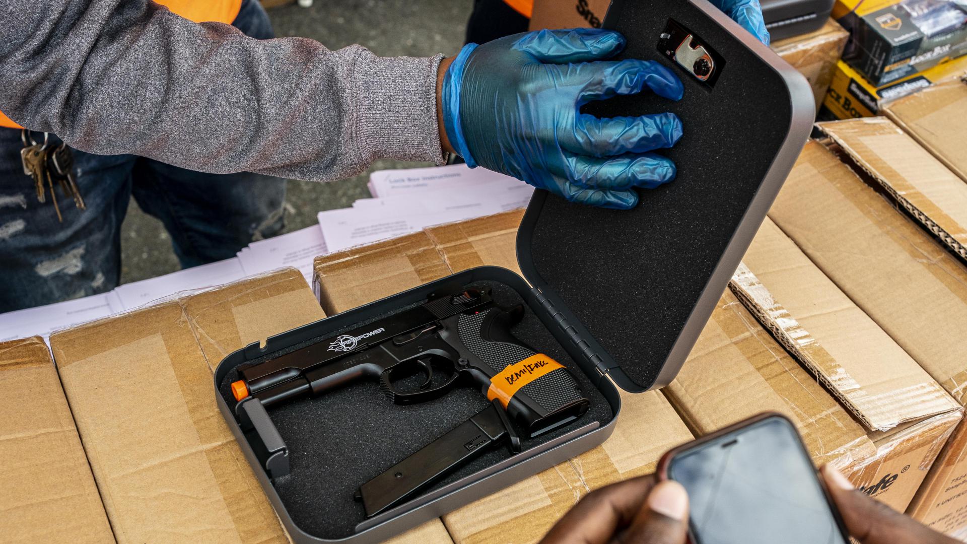 Las autoridades en Houston brindan cajas de seguridad para guardar las ...