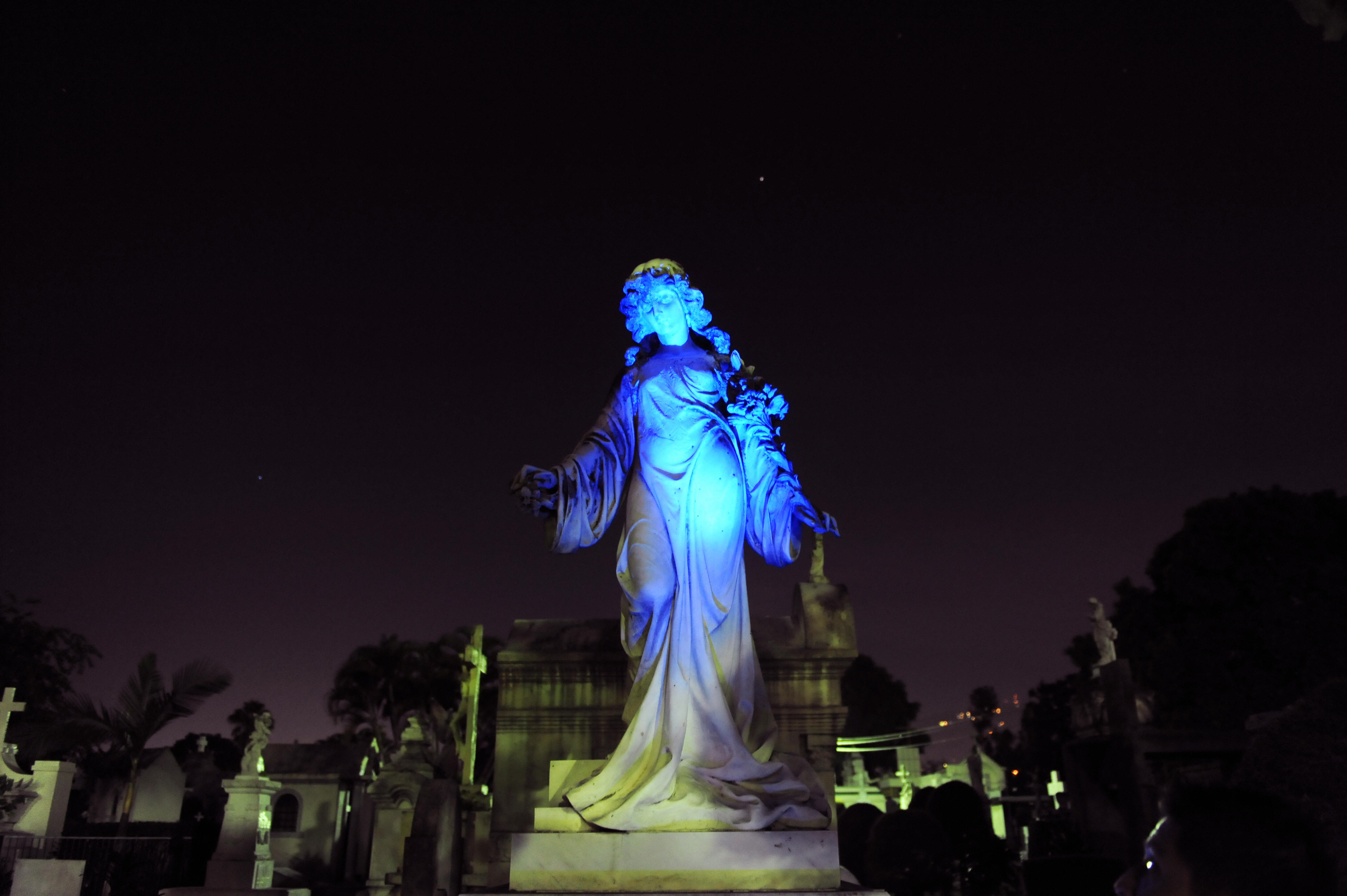 Película de terror en el cementerio | Univision Famosos | Univision