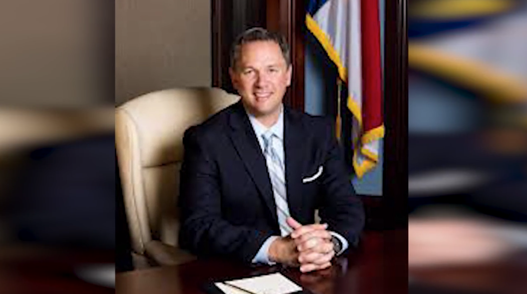 Dan Forest brinda más detalles de su demanda a Roy Cooper sobre el ...