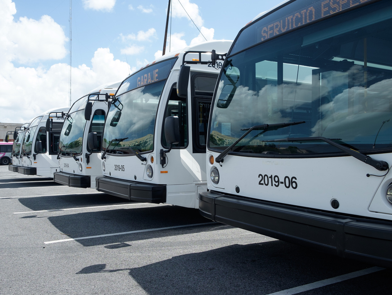 Autoridad Metropolitana de Autobuses estrena seis guaguas | Univision ...
