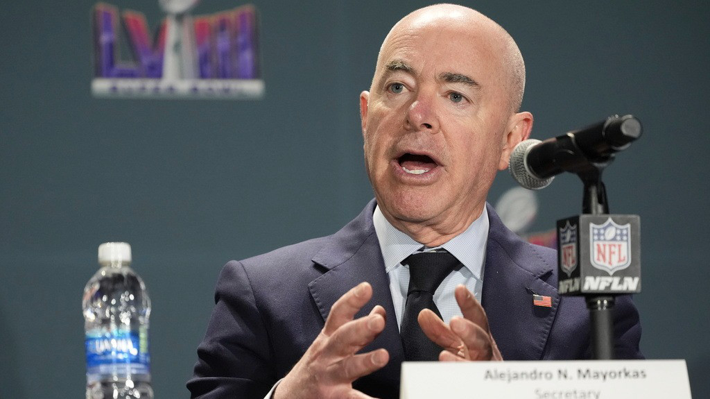 En un minuto: El futuro de Alejandro Mayorkas queda en manos del Senado ...