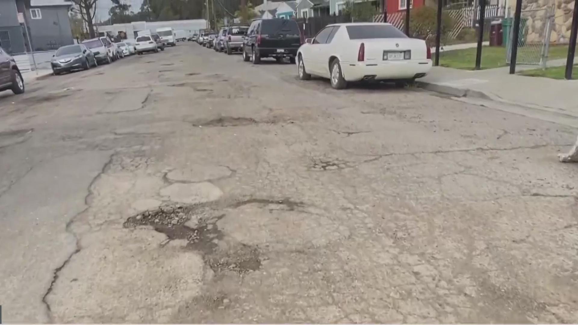 Residentes se quejan de baches afectando las calles Oakland | Video ...