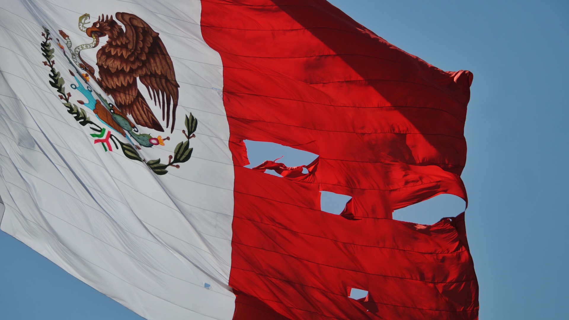 En video: la bandera de México ondea rota en su día | Estilo de Vida | Univision