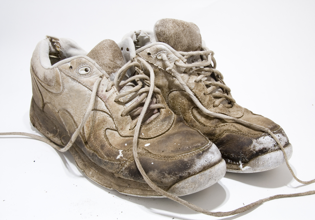 Balenciaga lo vuelve a hacer: ¡regresa tenis rotos en miles de pesos ...