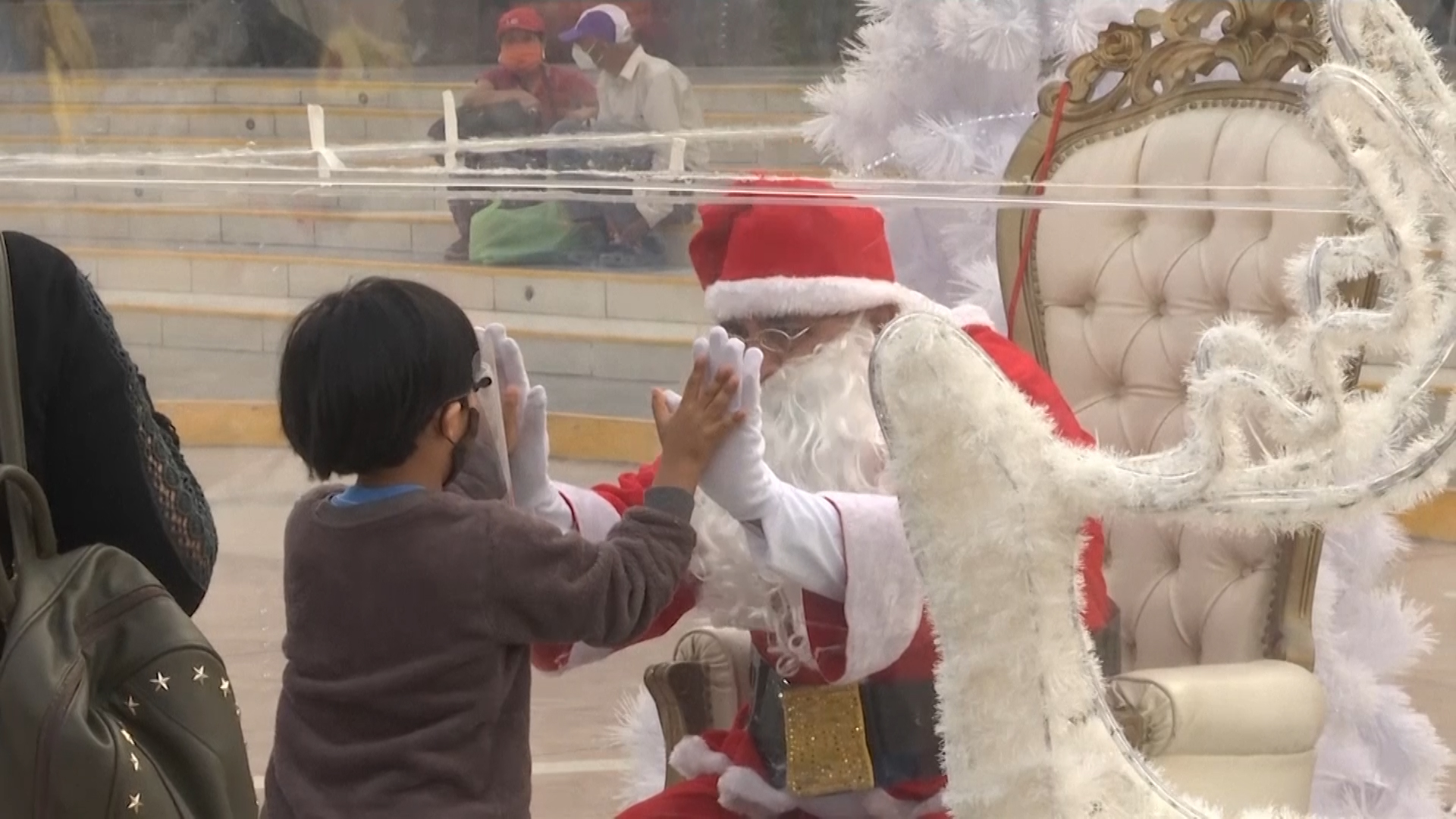 El covid-19 no será el Grinch que se roba la Navidad: Santa usa cabina ...