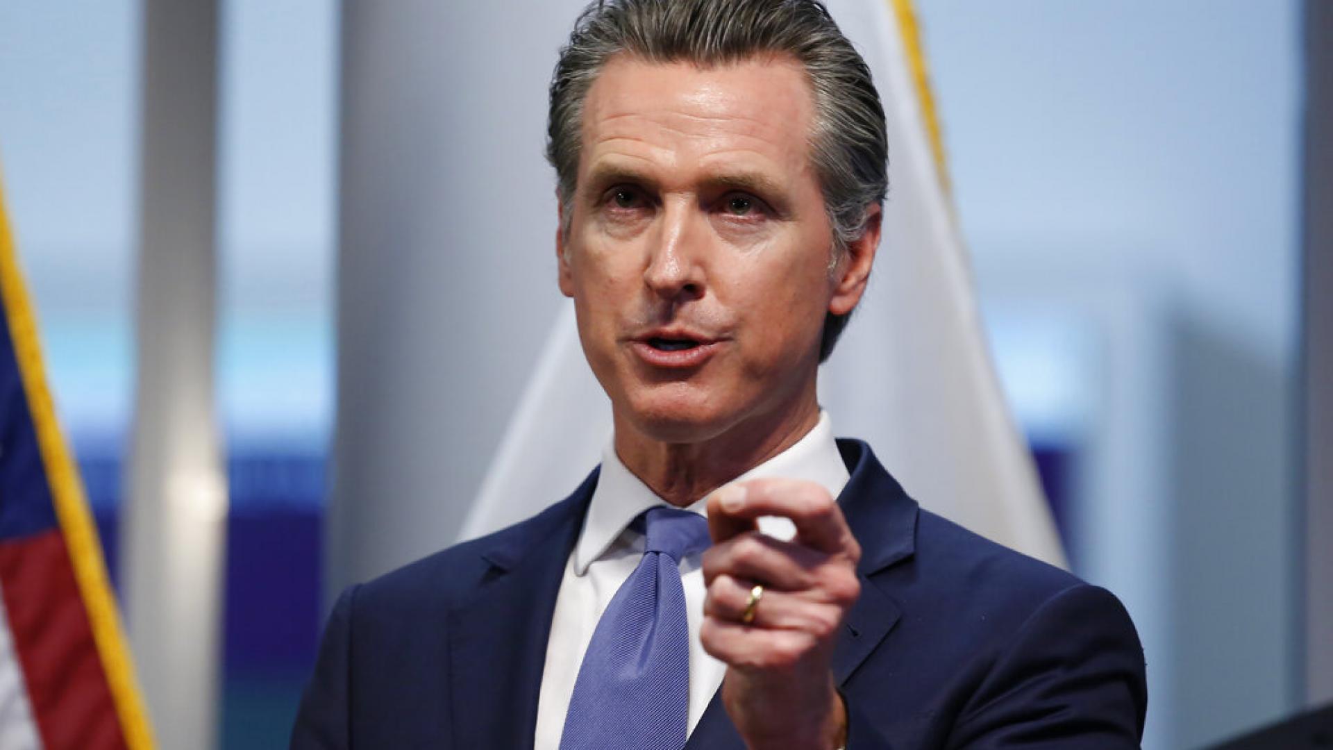 Gobernador de California propone dar 400 dólares y transporte público ...