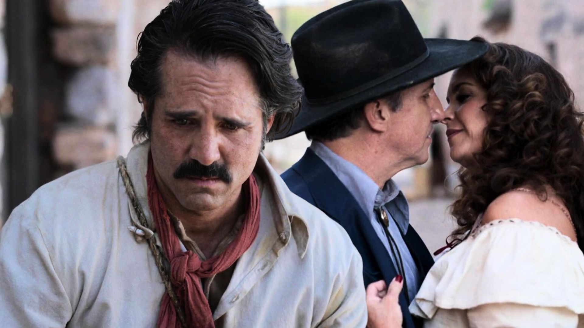 'La Caponera' y Lorenzo se besan frente a Dionisio | Series El Gallo de ...