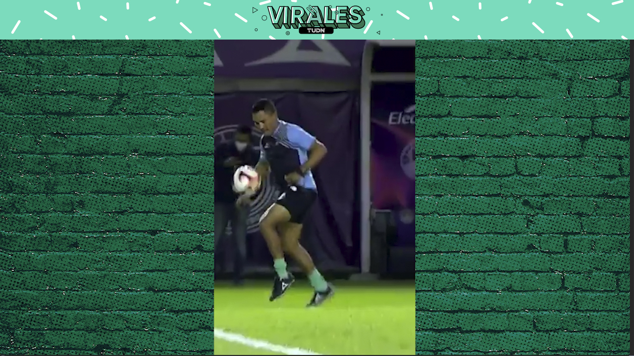 ¡Espectacular! Árbitro mexicano controla la pelota mejor que muchos ...