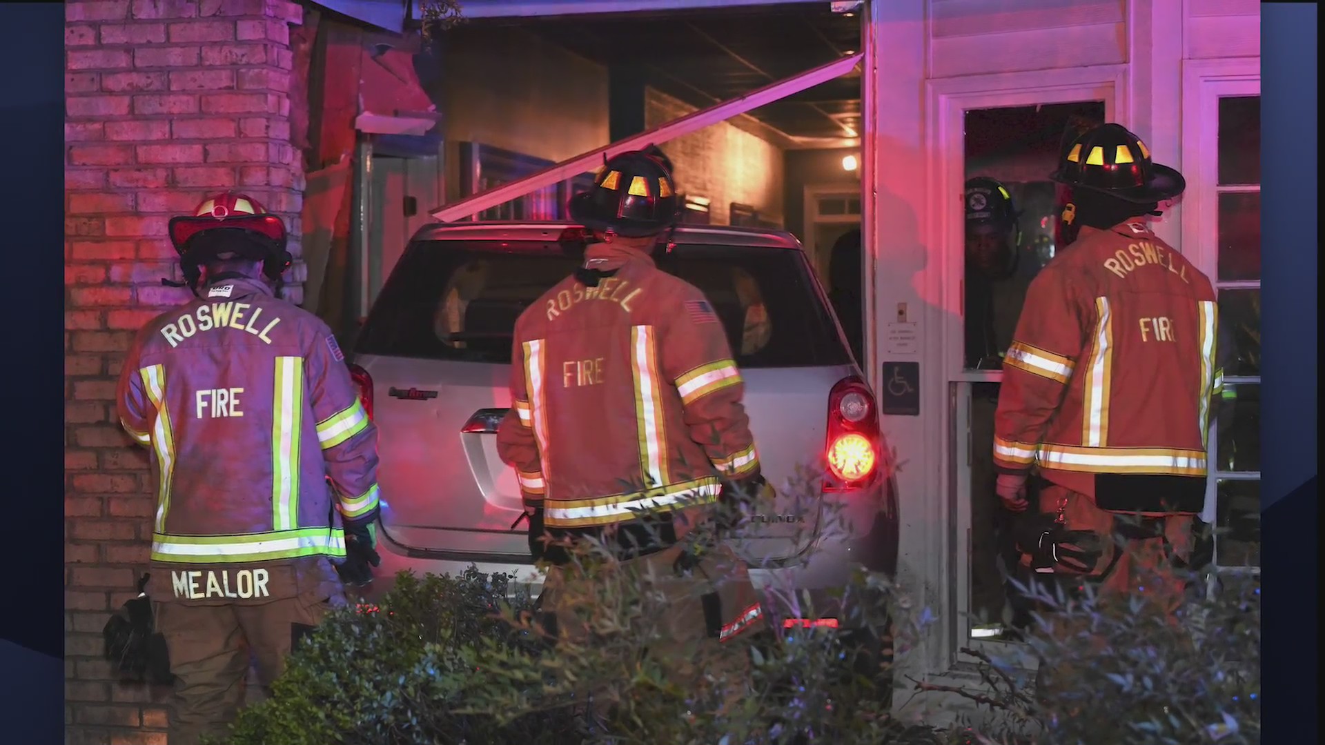 Rescatan a persona atrapada en auto accidentado en Alpharetta | Video ...