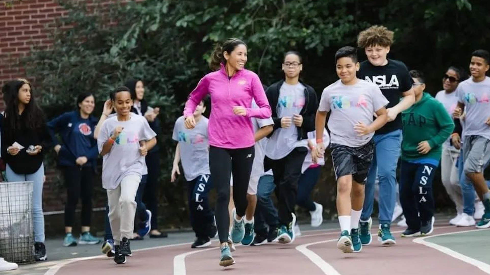 Beverly Ramos, corredora olímpica de Puerto Rico, regala zapatillas a ...