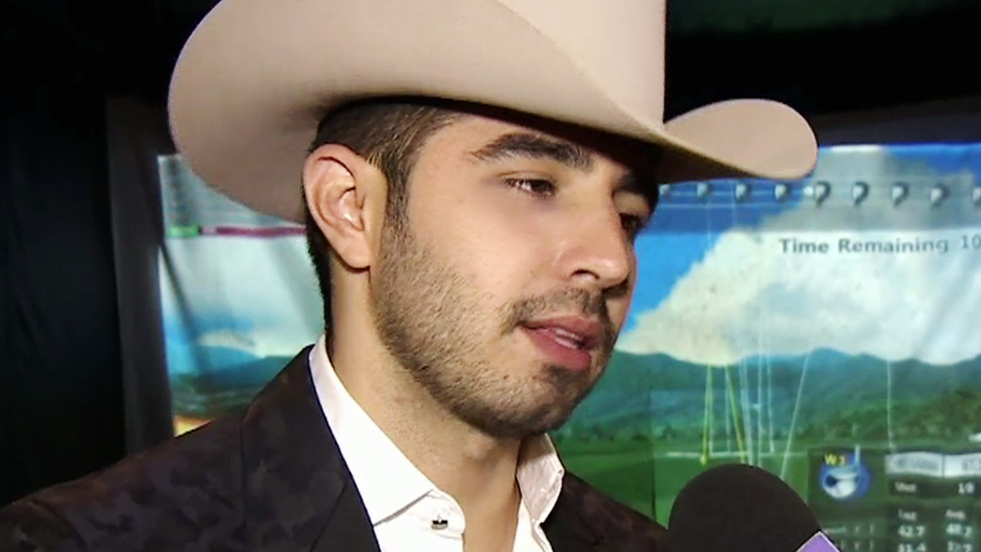 Joss Favela dejó la guitarra para aprender otras cosas, pero nunca se ...