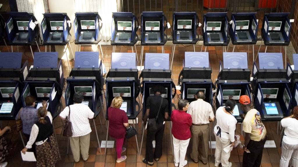 Latino Decisions poll: Democrats maintain lead with Hispanic voters ...