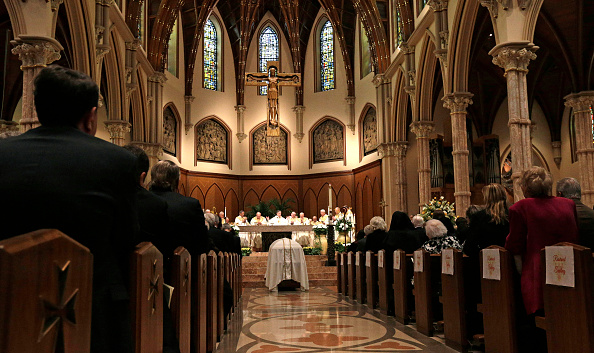 Acusan al sacerdote Paul Guzmán de abusar de menor hace 40 años, según ...