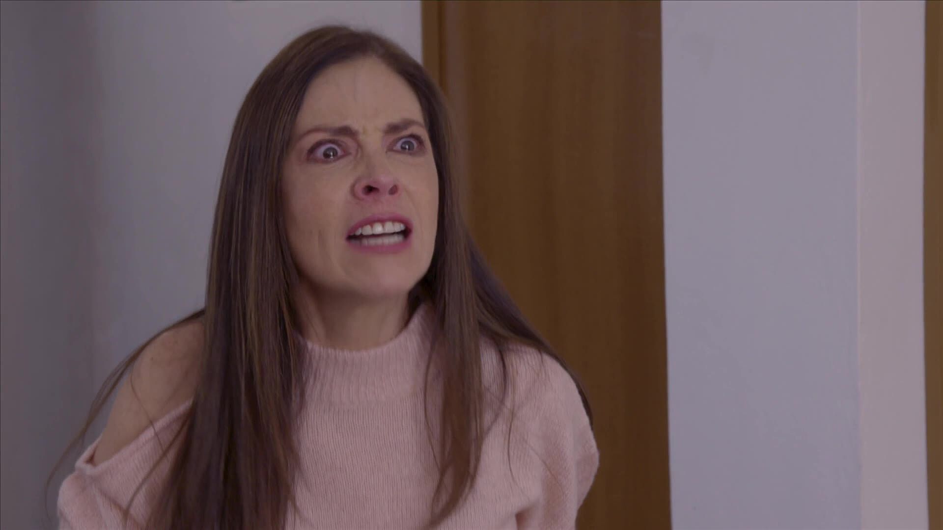 La Rosa de Guadalupe: Raquel intenta acabar con su hija por haberse ...