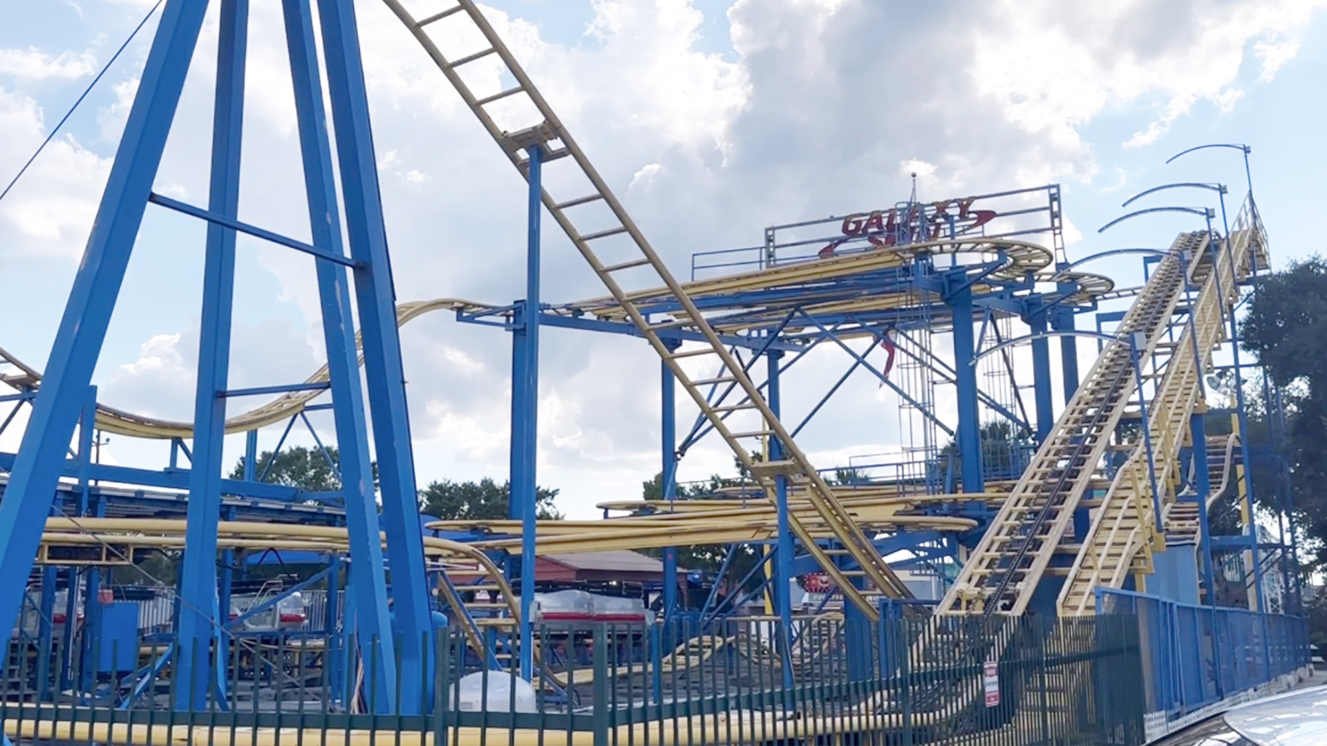 Niño de 6 años resulta herido tras caer de montaña rusa del parque de ...
