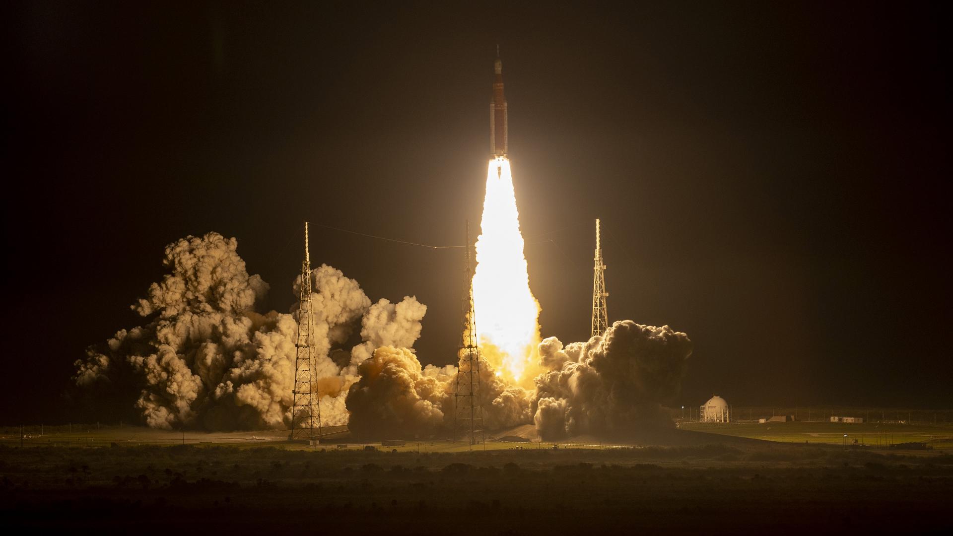 Después de cuatro intentos fallidos, la misión Artemis I consigue su despegue rumbo a la Luna ...