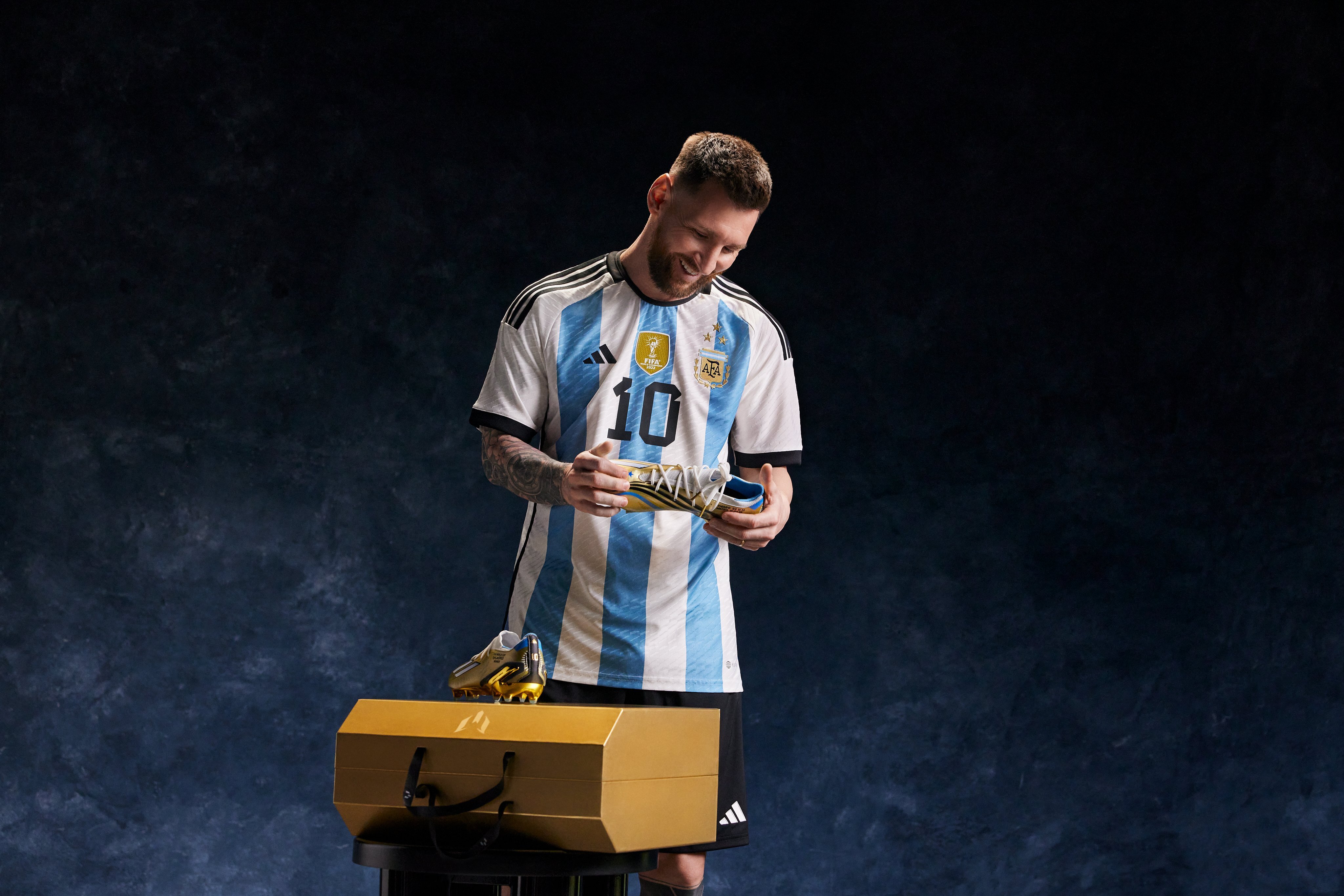 Messi recibe sus tenis especiales por ser campeón en el Mundial Qatar ...