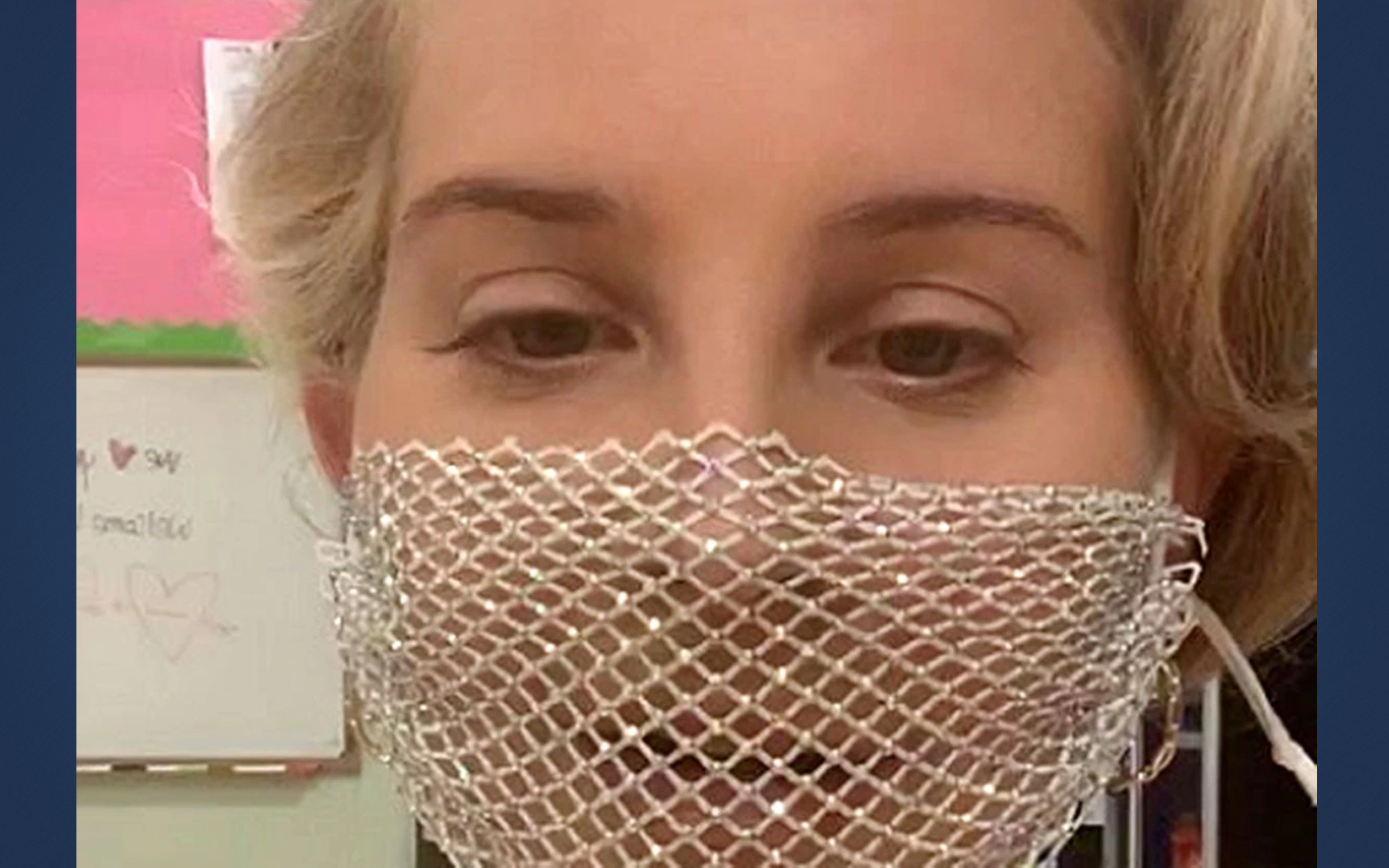 Fans slam Lana Del Ray for wearing mesh face mask | Univision Vibe 107. ...