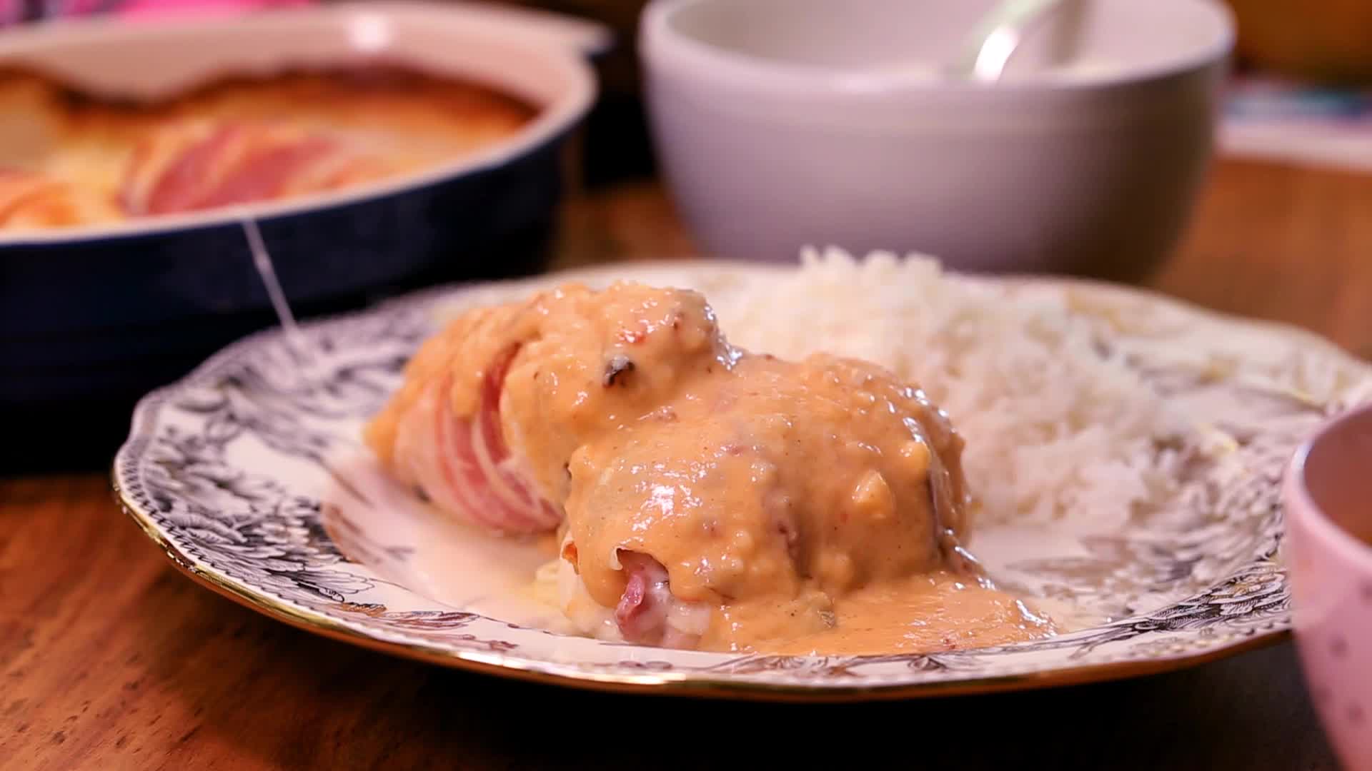 Pollo con tocino y salsa picante de manzana | Delicioso | Univision