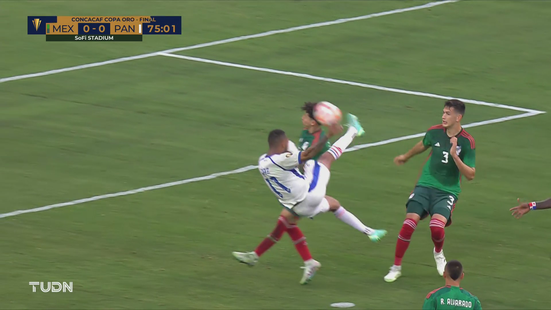 Le ganan en velocidad a Jorge Sánchez y casi hace el gol Ismael Díaz | TUDN Copa Oro | TUDN