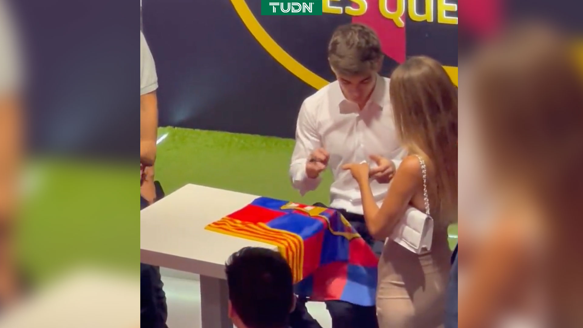 Gavi firma autógrafos y fan le deja su número de teléfono | TUDN La ...