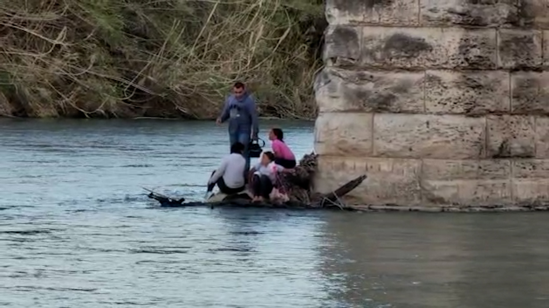 Familia de migrantes colombianos quedan varados en el Río Bravo, entre ...