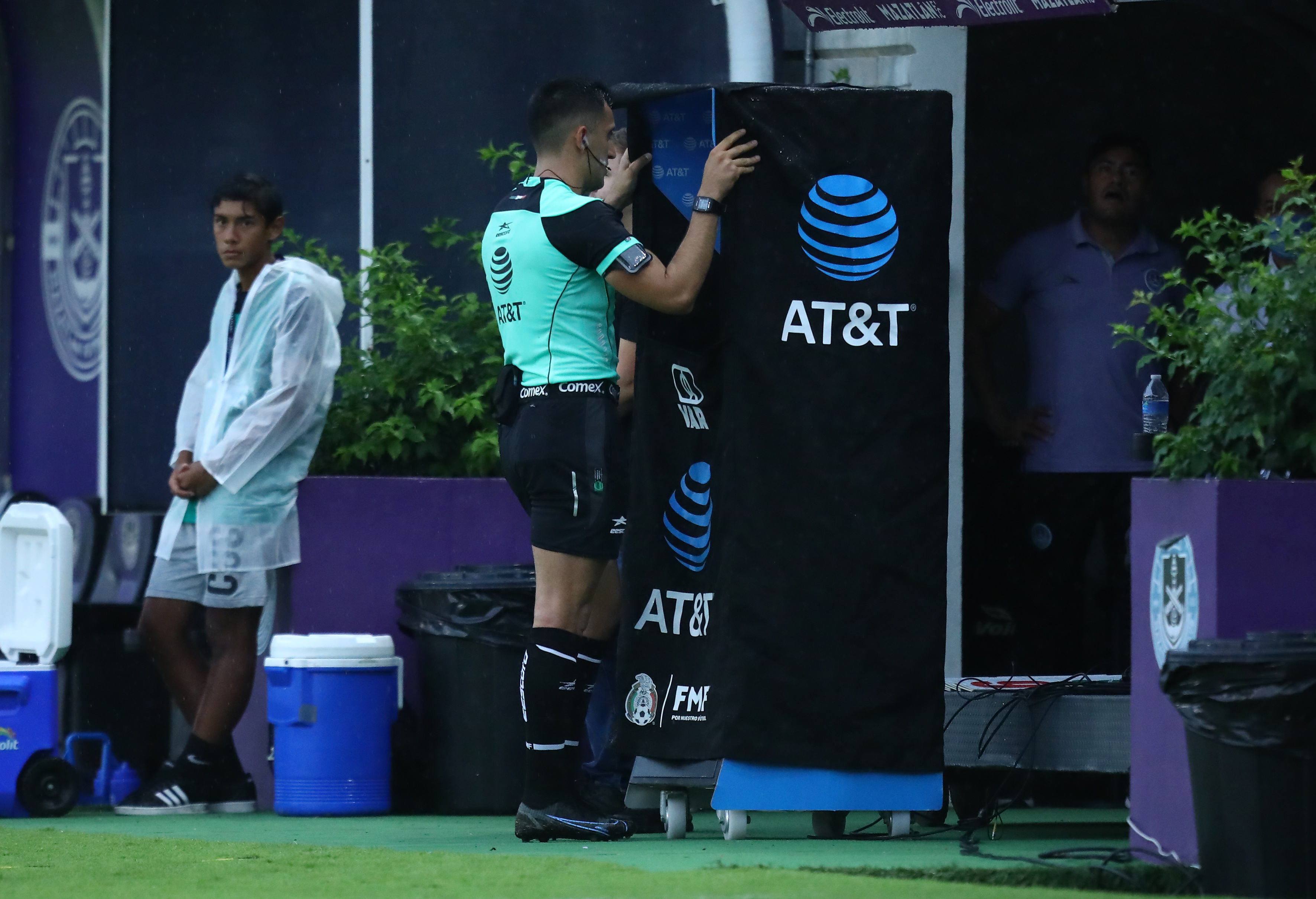 Árbitros de Liga MX informarán a los aficionados decisión del VAR ...