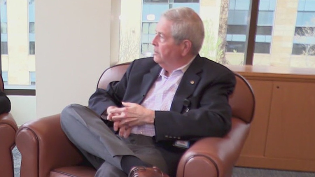 Administrador interino de Austin, Jesús Garza, en entrevista con ...