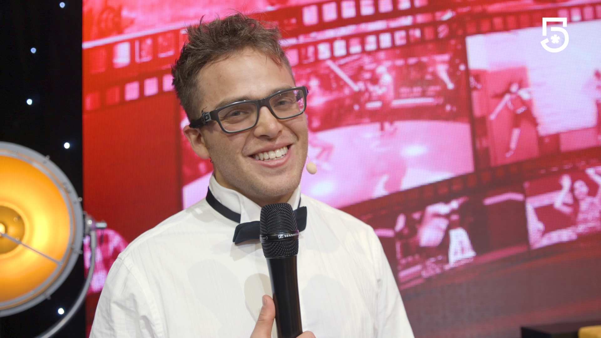 Interrumpen a Yurem en plena entrevista | Shows Me caigo de risa | Canal5