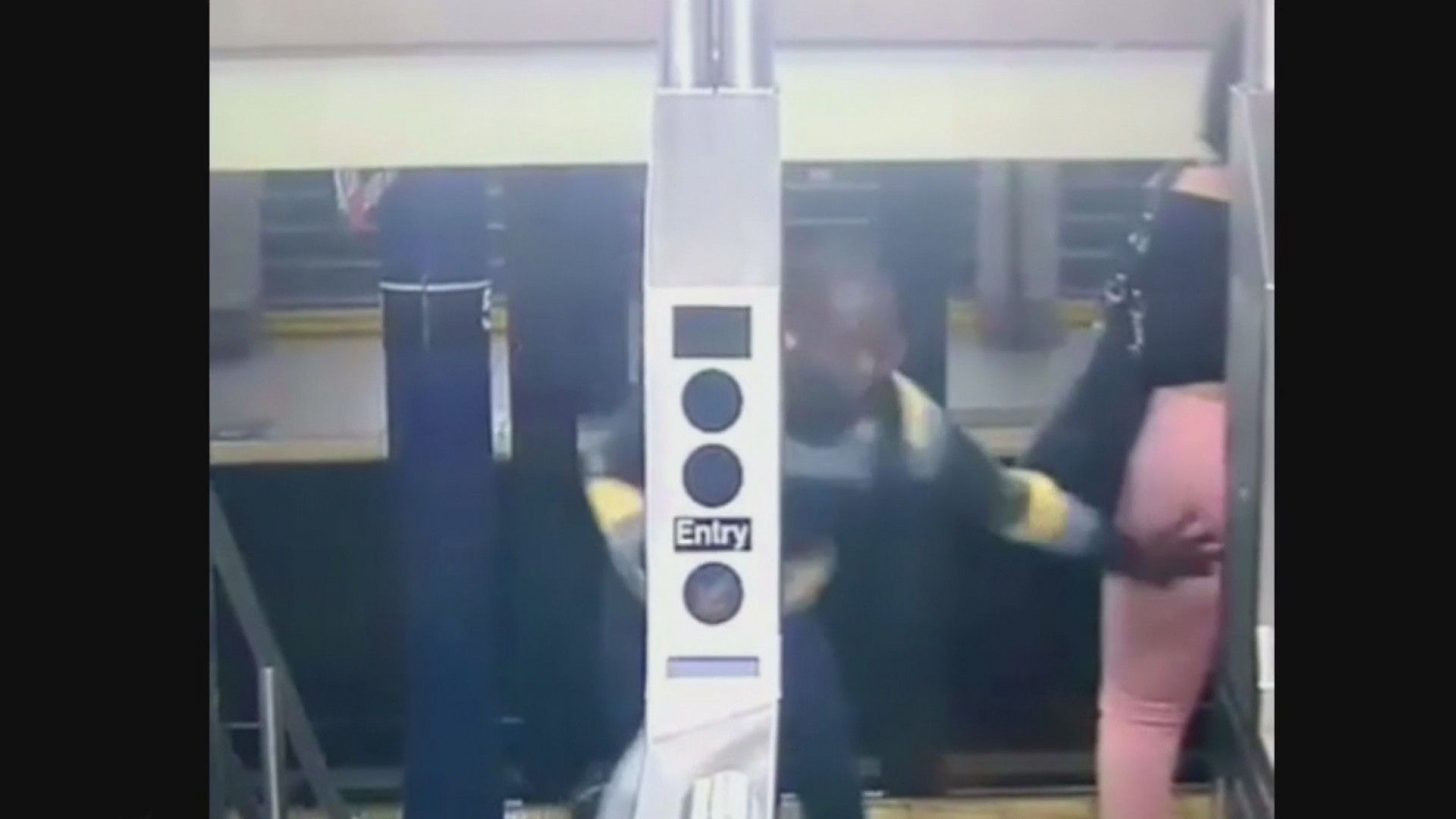 En video: Un hombre manosea a una mujer en una estación del subway de ...