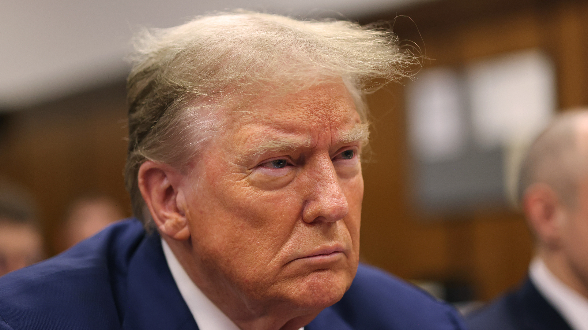 Juez acuerda retrasar decisión sobre caso de soborno de Trump | Video ...