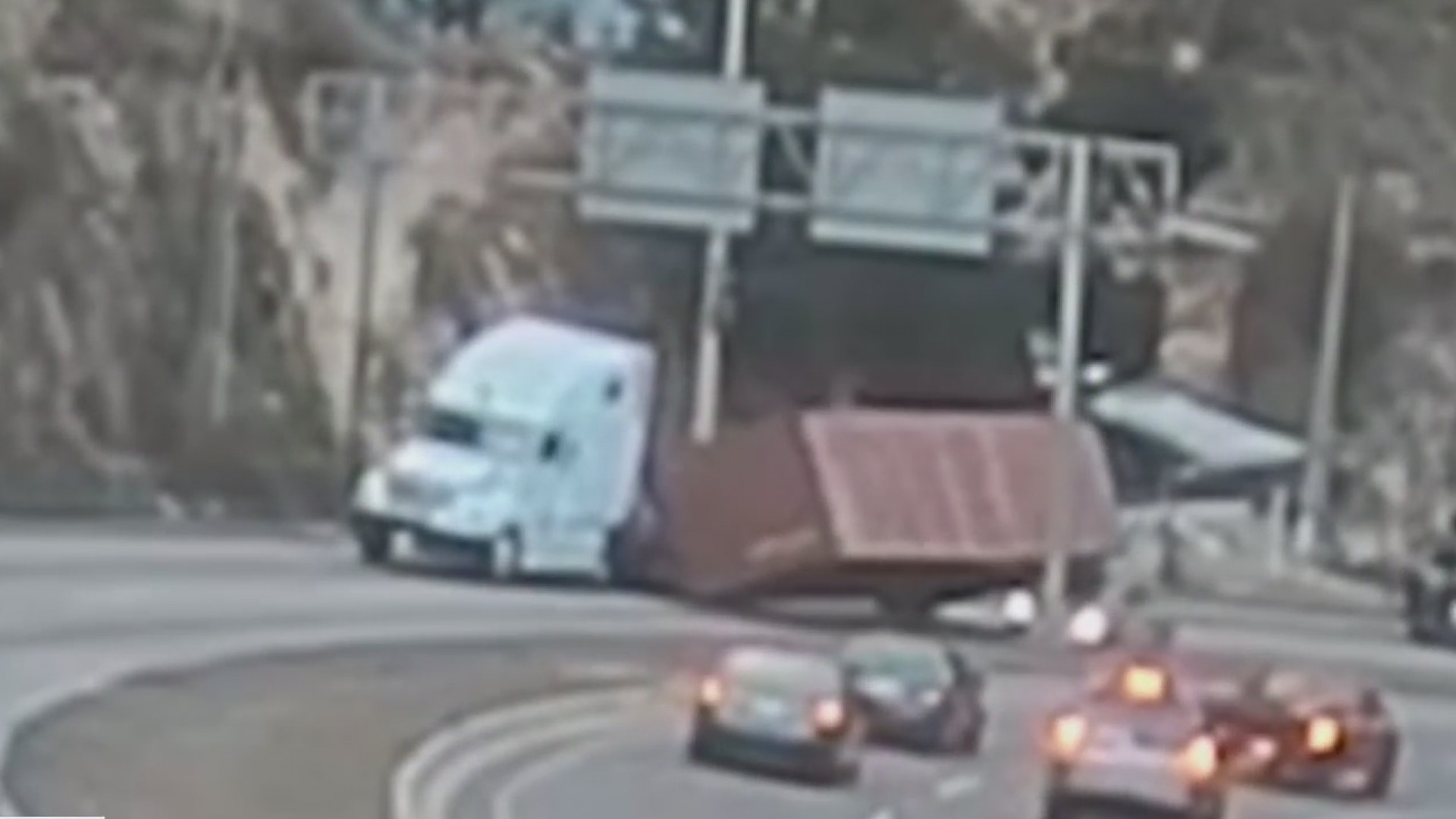 En video: Un auto es aplastado por el contenedor de un camión en plena ...