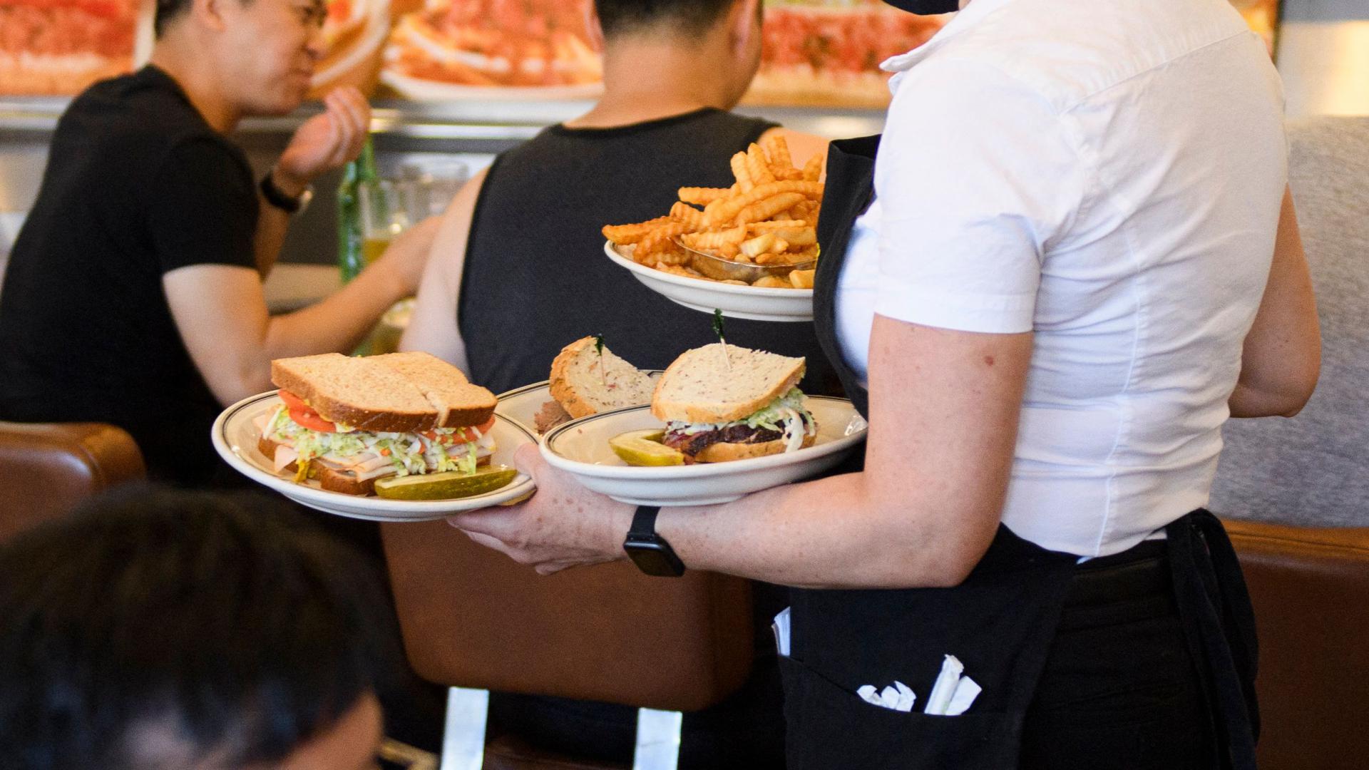 Molestia en trabajadores de comida rápida en California por bloqueo de ley que aumentaba su ...