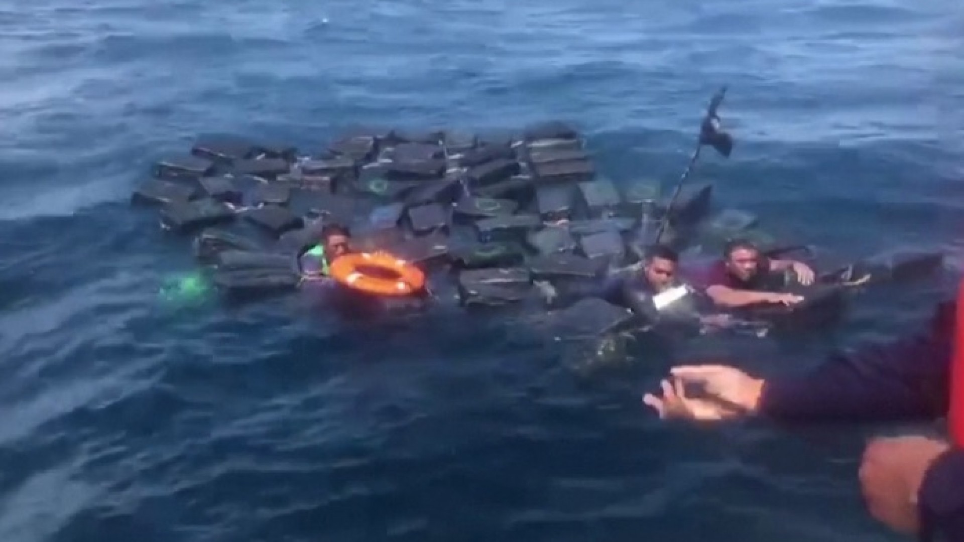 Rescatan a presuntos traficantes: Su barco se hundió y los paquetes de ...