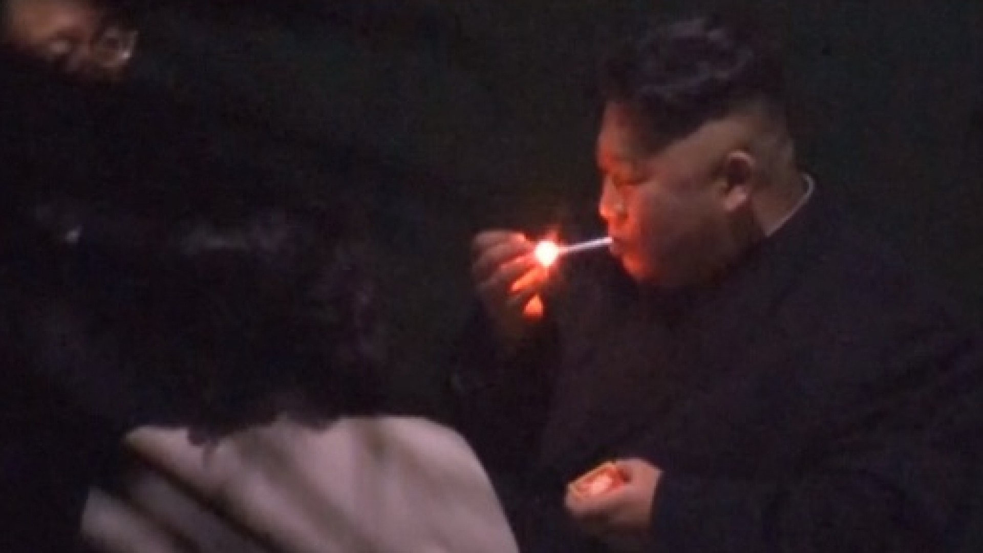 Captan a Kim fumándose un cigarrillo en una pausa de su largo viaje en ...
