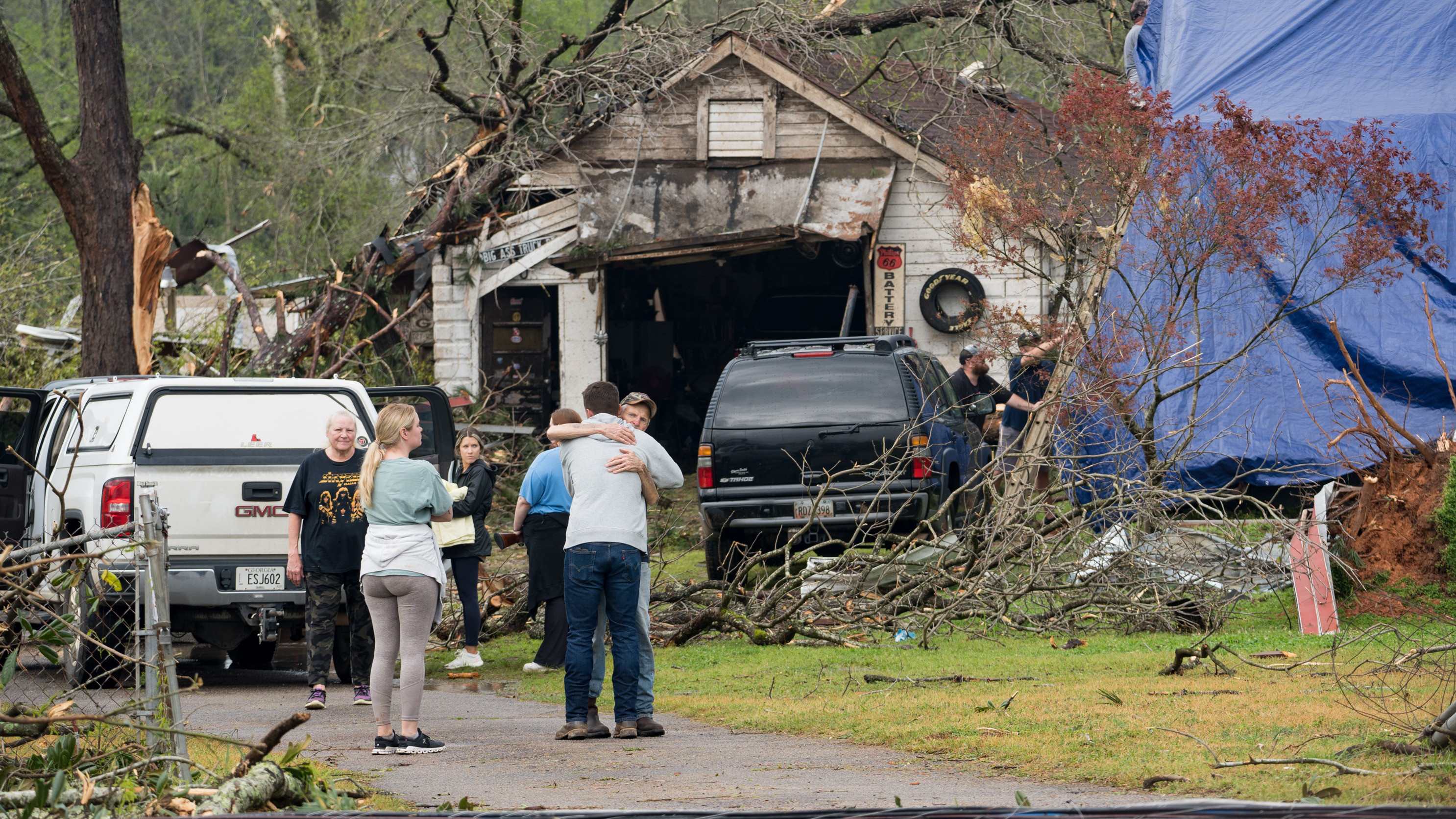 Los daños causados por tornados en Georgia permitieron la fuga de dos ...