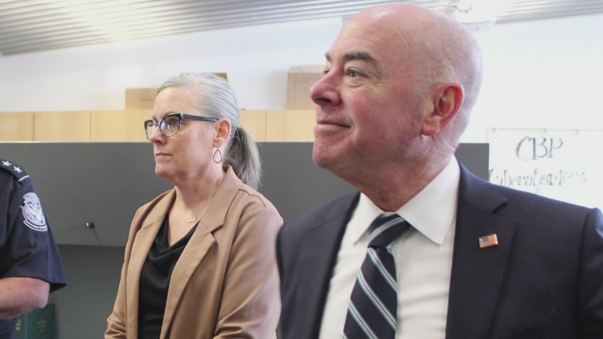 Alejandro Mayorkas y Katie Hobbs abordaron la migración y asuntos de ...