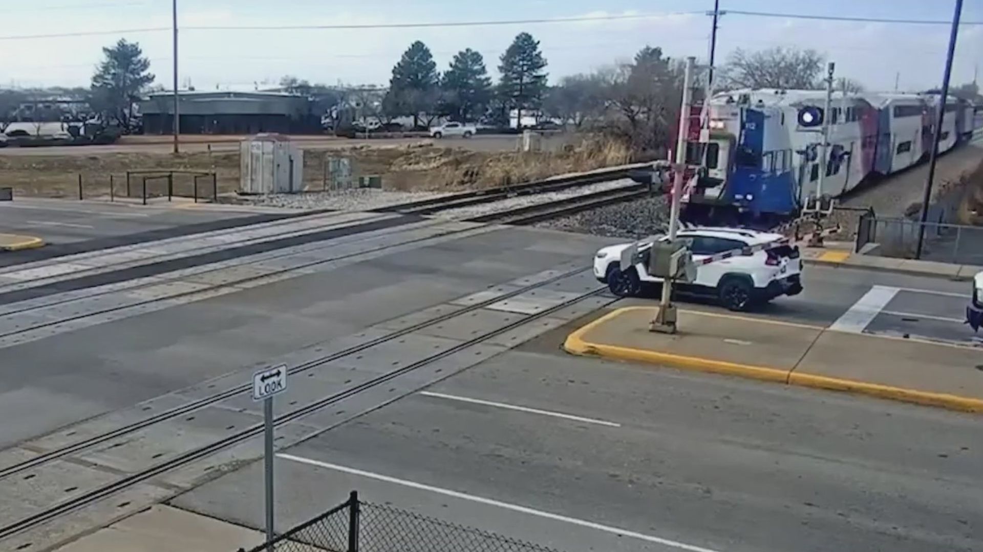 Cámara capta cómo un tren choca contra un vehículo varado en las vías ...
