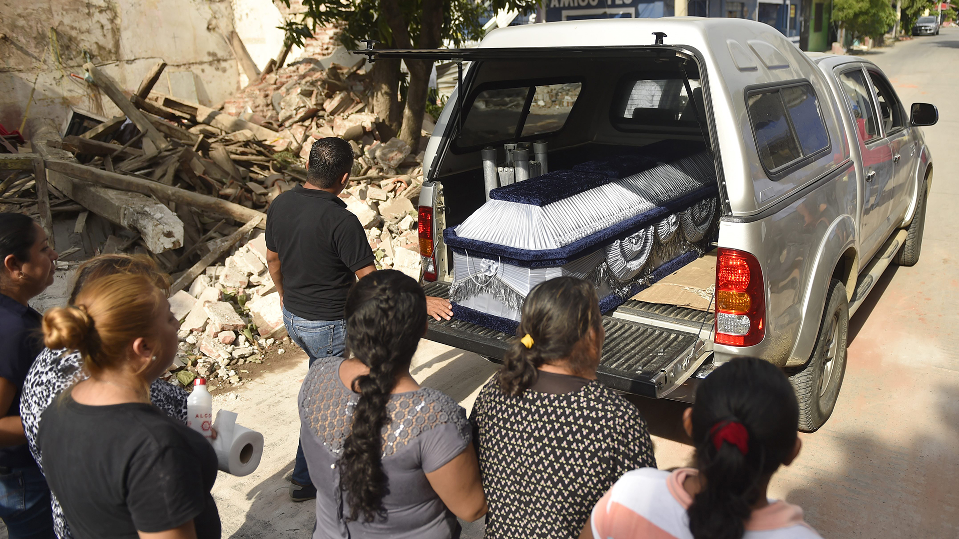 La difícil tarea de los embalsamadores que deben arreglar cuerpos de ...