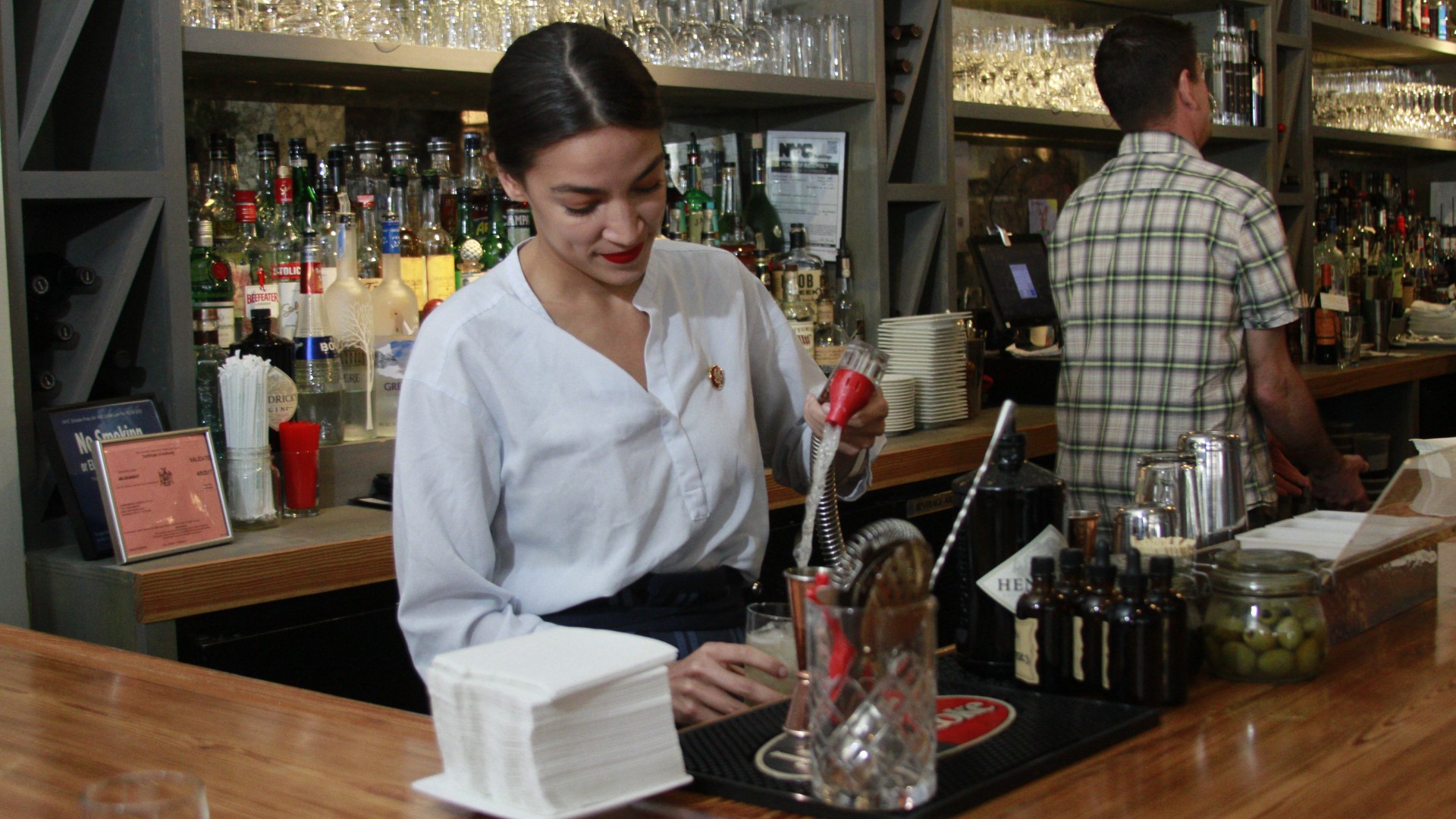 La razón por la que Alexandria Ocasio-Cortez volvió a ser mesera en un ...