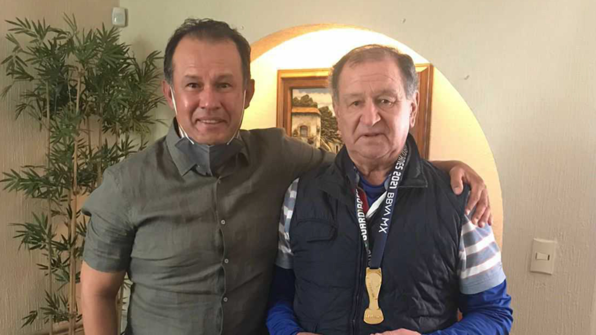 Reynoso cumplió y le dio la medalla de Campeón a Enrique Meza ...
