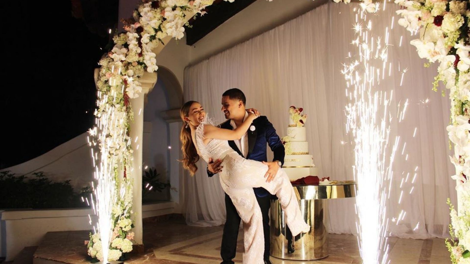 Larry Hernández cumple dos años de casado y lo celebra recordando el ...