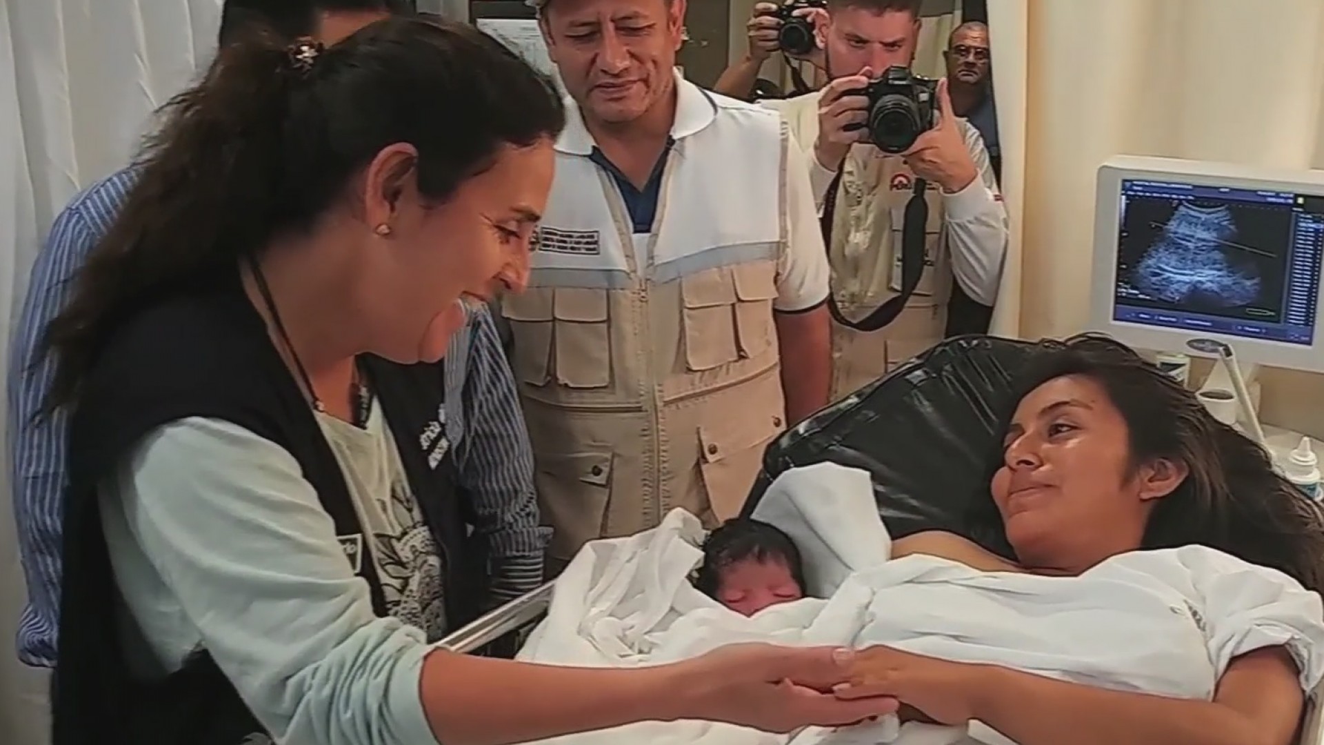 Cielo, la bebé que nació en un helicóptero militar cuando evacuaban a ...