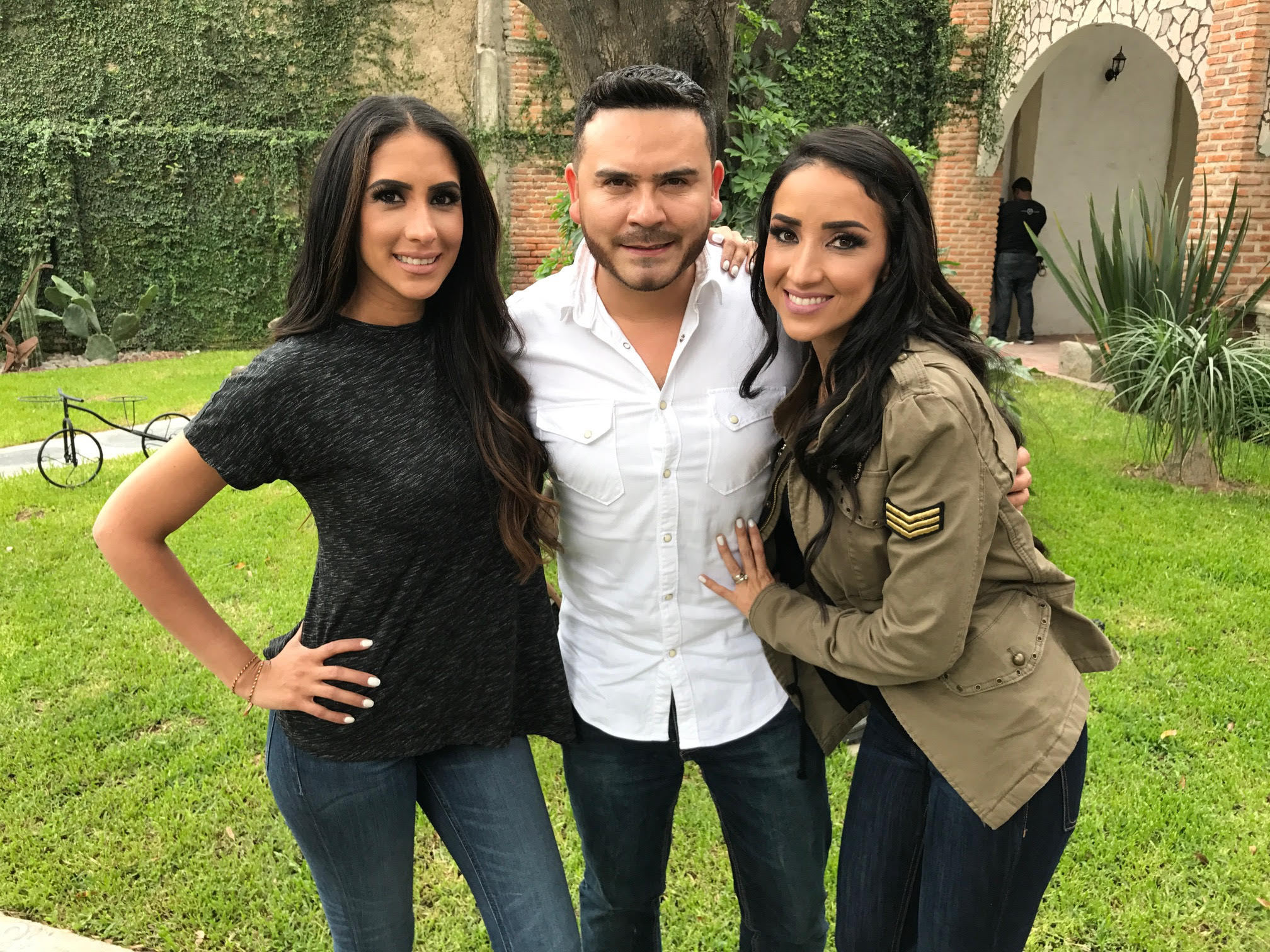 Claudio Alcaraz grabó video junto a las hermanas Cynthia y Belinda ...