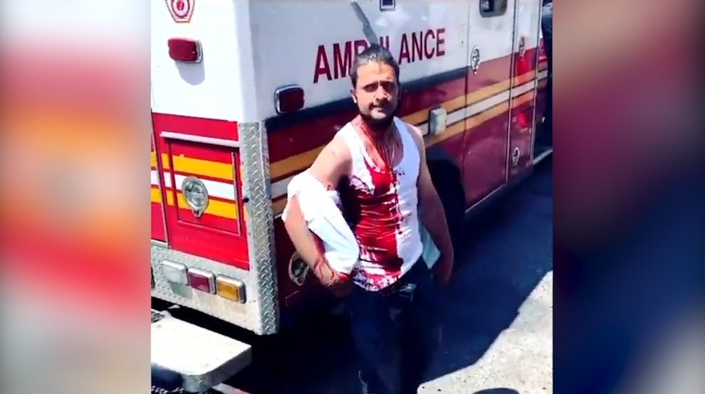 Video muestra a un hombre caminando con un cuchillo incrustado en la ...