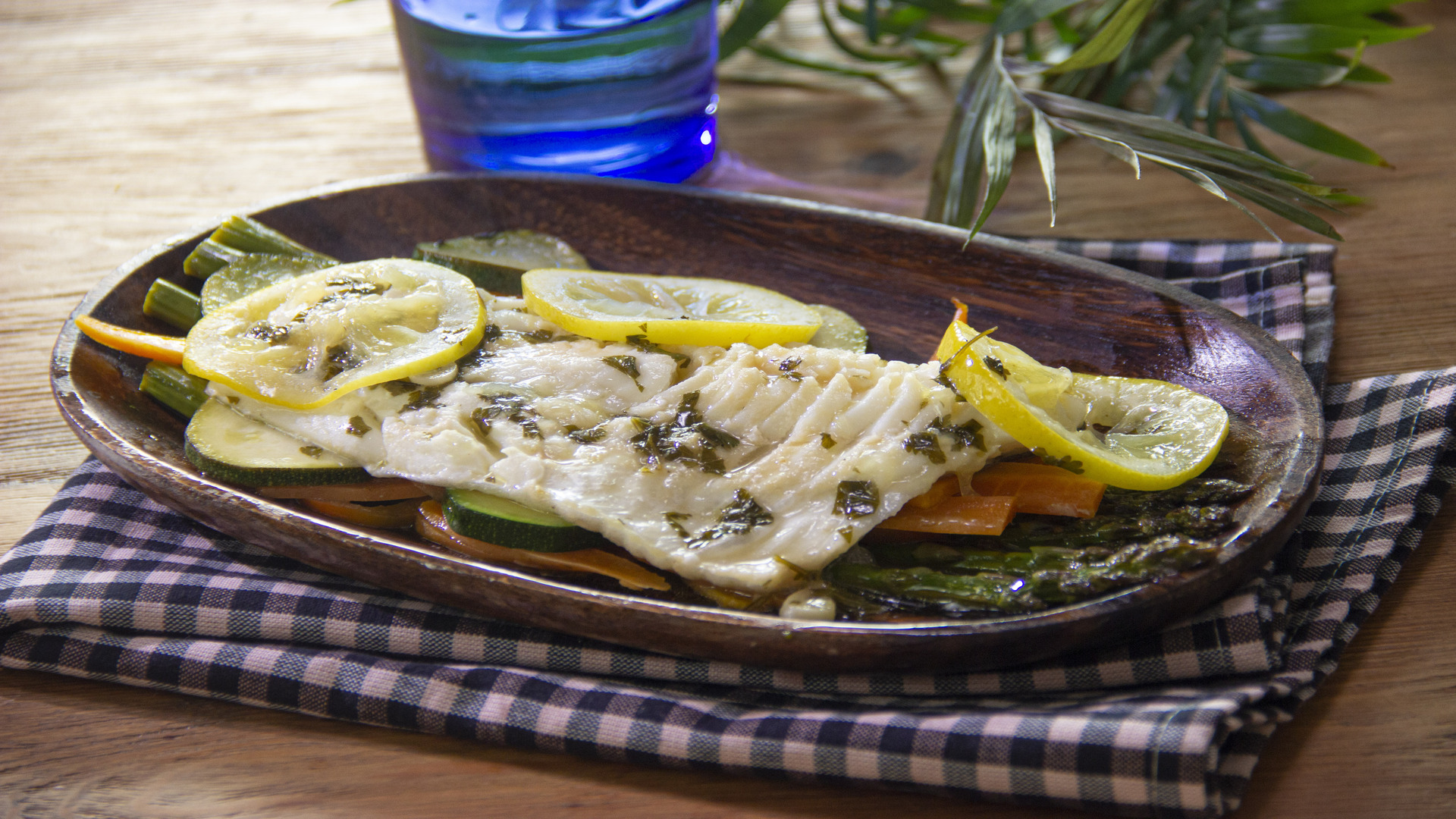 receta pescado empapelado con verduras y lima | Delicioso | Univision