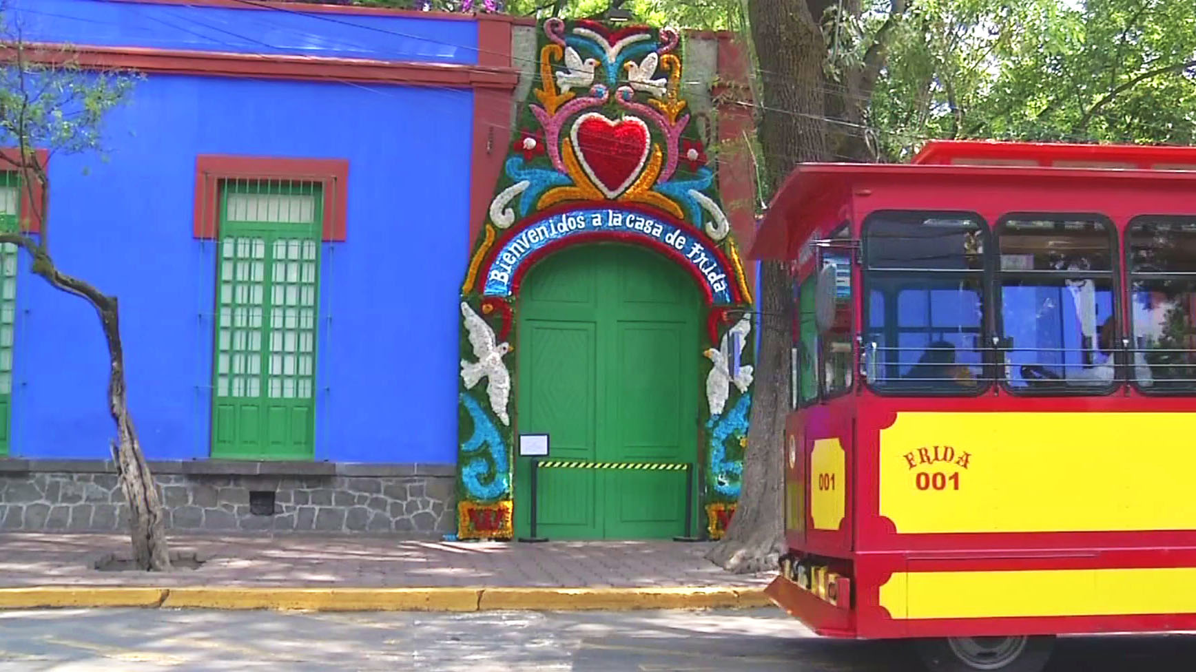 Private tour of Frida Kahlo's home 'La Casa Azul' | Univision News ...